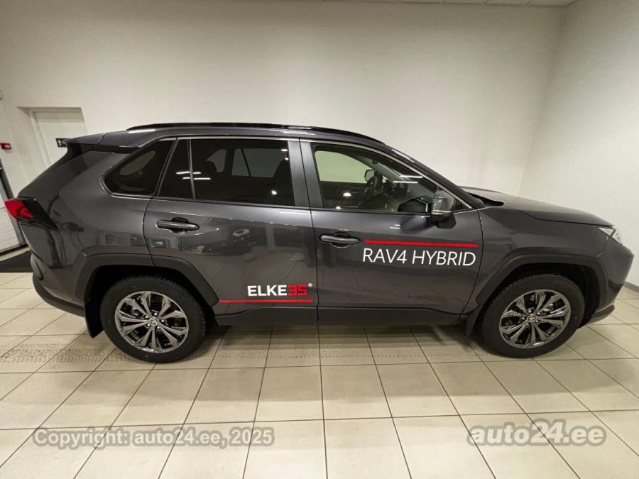 Pelēks Toyota RAV4 2025 Kuresāre, ar dzinēja tilpumu 2.50 L un nobraukumu 430 tūkst. km par 38500 €, foto 4 vietnē AUTOMOTO.COM.LV