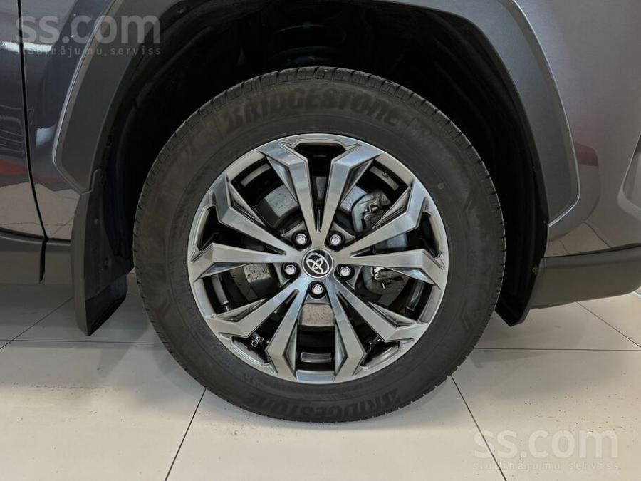 Pelēks Toyota RAV4 2025 Jēkabpils, ar dzinēja tilpumu 2.50 L un nobraukumu 21 tūkst. km par 35300 €, foto 9 vietnē AUTOMOTO.COM.LV