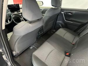 Pelēks Toyota RAV4 2025 Jēkabpils, ar dzinēja tilpumu 2.50 L un nobraukumu 21 tūkst. km par 35300 €, foto 21 vietnē AUTOMOTO.COM.LV