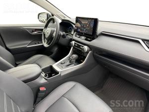 Grey Toyota RAV4 2025 in Riga, with an engine capacity of 2.50 L and mileage of 2 thousand km for 49990 €, photo 7 on AUTOMOTO.COM.LV