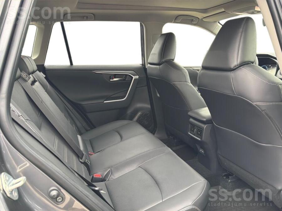 Grey Toyota RAV4 2025 in Riga, with an engine capacity of 2.50 L and mileage of 2 thousand km for 49990 €, photo 8 on AUTOMOTO.COM.LV