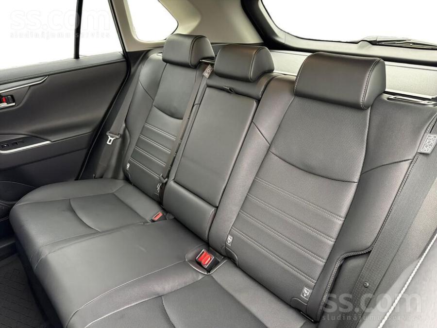 Grey Toyota RAV4 2025 in Riga, with an engine capacity of 2.50 L and mileage of 2 thousand km for 49990 €, photo 20 on AUTOMOTO.COM.LV
