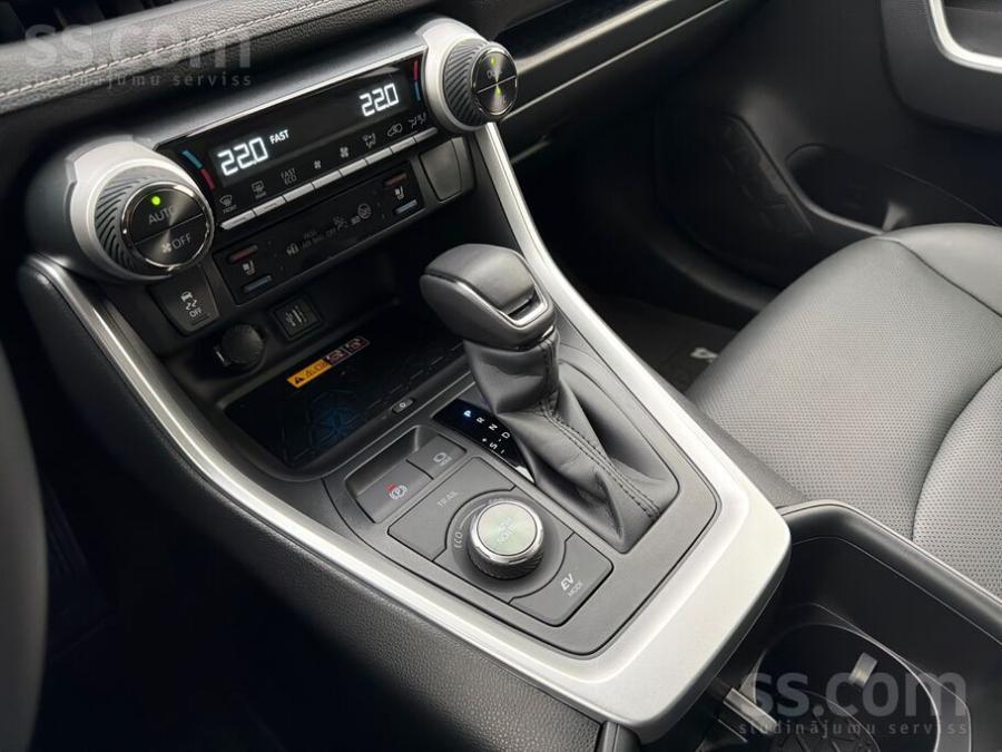 Grey Toyota RAV4 2025 in Riga, with an engine capacity of 2.50 L and mileage of 2 thousand km for 49990 €, photo 21 on AUTOMOTO.COM.LV