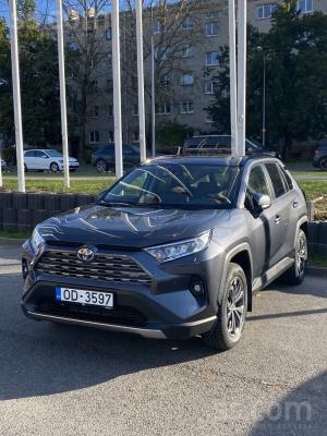 Pelēks Toyota RAV4 2025 Rīga, ar dzinēja tilpumu 2.50 L un nobraukumu 3 tūkst. km par 38500 €, foto  vietnē AUTOMOTO.COM.LV