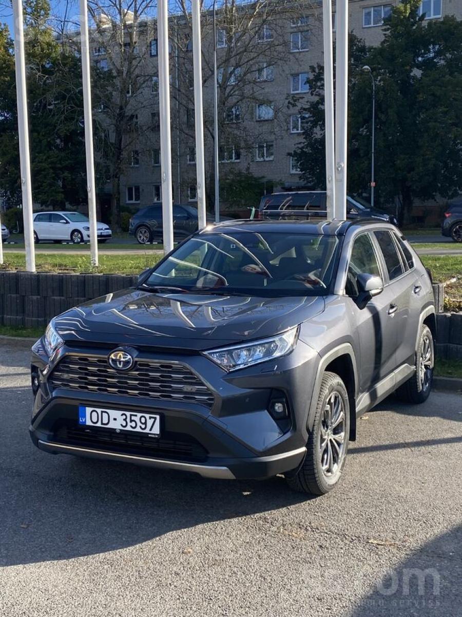 Pelēks Toyota RAV4 2025 Rīga, ar dzinēja tilpumu 2.50 L un nobraukumu 3 tūkst. km par 38500 €, foto 1 vietnē AUTOMOTO.COM.LV