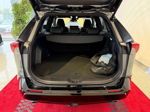 Grey Toyota RAV4 2025 in Siauliai, with an engine capacity of 2.49 L and mileage of 26 thousand km for 46900 €, photo 5 on AUTOMOTO.COM.LV