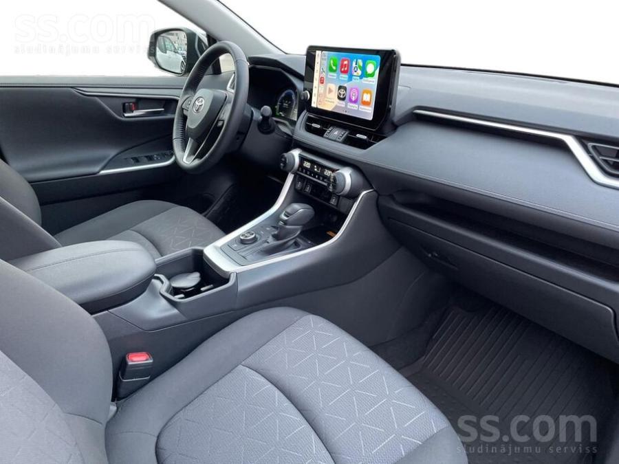 Grey Toyota RAV4 2025 in Riga, with an engine capacity of 2.50 L and mileage of 11 thousand km for 38990 €, photo 7 on AUTOMOTO.COM.LV