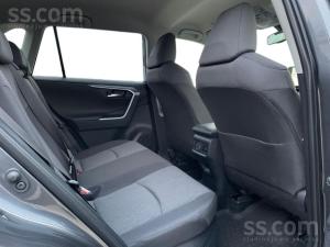 Grey Toyota RAV4 2025 in Riga, with an engine capacity of 2.50 L and mileage of 11 thousand km for 38990 €, photo 8 on AUTOMOTO.COM.LV