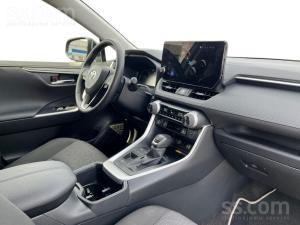 Pelēks Toyota RAV4 2025 Rīga, ar dzinēja tilpumu 2.50 L un nobraukumu 23 tūkst. km par 37990 €, foto 7 vietnē AUTOMOTO.COM.LV