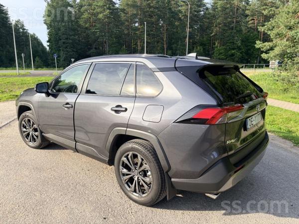 Pelēks Toyota RAV4 2025 Rīga, ar dzinēja tilpumu 2.50 L un nobraukumu 13 tūkst. km par 37900 €, foto 2 vietnē AUTOMOTO.COM.LV