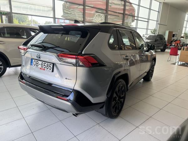 Grey Toyota RAV4 2025 in Riga, with an engine capacity of 2.50 L and mileage of 32 thousand km for 37500 €, photo 4 on AUTOMOTO.COM.LV