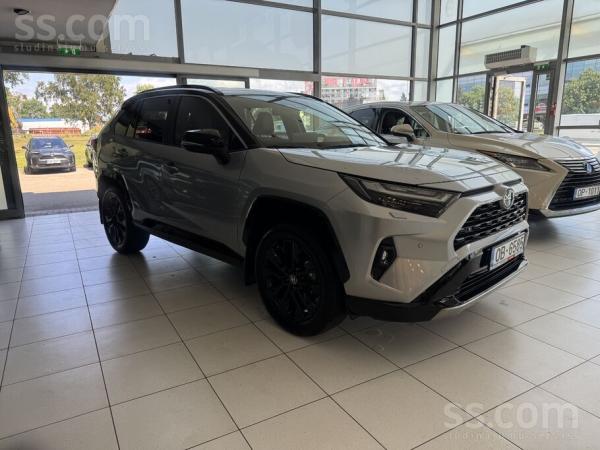 Grey Toyota RAV4 2025 in Riga, with an engine capacity of 2.50 L and mileage of 32 thousand km for 37500 €, photo 5 on AUTOMOTO.COM.LV