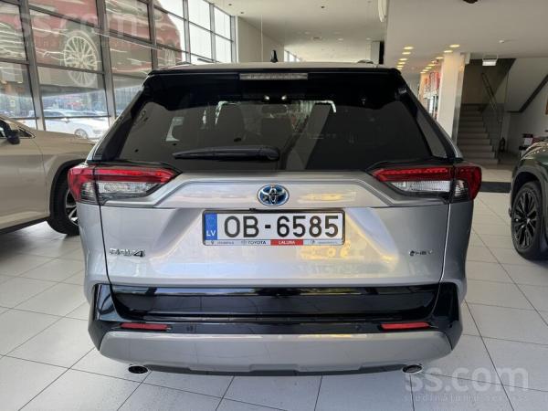 Grey Toyota RAV4 2025 in Riga, with an engine capacity of 2.50 L and mileage of 32 thousand km for 37500 €, photo 6 on AUTOMOTO.COM.LV
