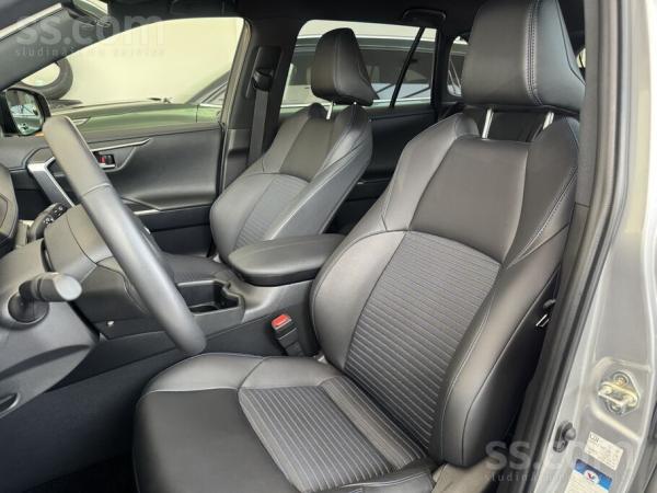 Grey Toyota RAV4 2025 in Riga, with an engine capacity of 2.50 L and mileage of 32 thousand km for 37500 €, photo 7 on AUTOMOTO.COM.LV