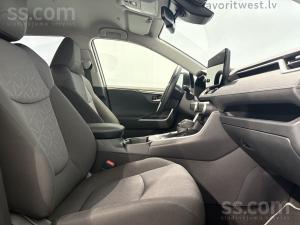 Pelēks Toyota RAV4 2025 Ventspils, ar dzinēja tilpumu 2.50 L un nobraukumu 6 tūkst. km par 37800 €, foto 6 vietnē AUTOMOTO.COM.LV