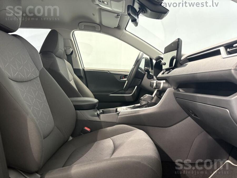 Pelēks Toyota RAV4 2025 Ventspils, ar dzinēja tilpumu 2.50 L un nobraukumu 6 tūkst. km par 37800 €, foto 6 vietnē AUTOMOTO.COM.LV