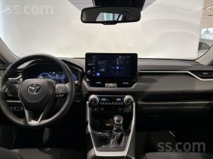 Pelēks Toyota RAV4 2025 Ventspils, ar dzinēja tilpumu 2.50 L un nobraukumu 6 tūkst. km par 37800 €, foto 8 vietnē AUTOMOTO.COM.LV
