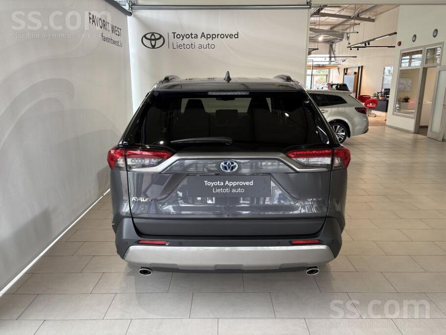 Pelēks Toyota RAV4 2025 Ventspils, ar dzinēja tilpumu 2.50 L un nobraukumu 6 tūkst. km par 37800 €, foto 24 vietnē AUTOMOTO.COM.LV