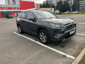 Pelēks Toyota RAV4 2025 Rīga, ar dzinēja tilpumu 2.50 L un nobraukumu 9 tūkst. km par 37900 €, foto 3 vietnē AUTOMOTO.COM.LV