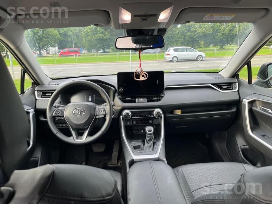 Pelēks Toyota RAV4 2025 Rīga, ar dzinēja tilpumu 2.50 L un nobraukumu 9 tūkst. km par 37900 €, foto 6 vietnē AUTOMOTO.COM.LV