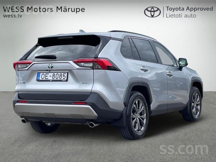 Grey Toyota RAV4 2025 in Riga, with an engine capacity of 2.50 L and mileage of 28 thousand km for 36990 €, photo 3 on AUTOMOTO.COM.LV
