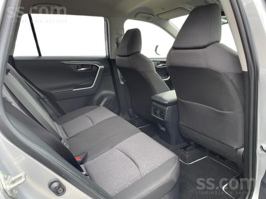 Grey Toyota RAV4 2025 in Riga, with an engine capacity of 2.50 L and mileage of 28 thousand km for 36990 €, photo 8 on AUTOMOTO.COM.LV