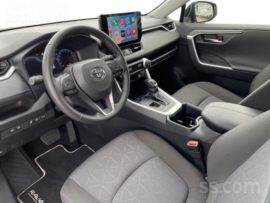 Grey Toyota RAV4 2025 in Riga, with an engine capacity of 2.50 L and mileage of 28 thousand km for 36990 €, photo 12 on AUTOMOTO.COM.LV