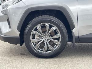 Grey Toyota RAV4 2025 in Riga, with an engine capacity of 2.50 L and mileage of 28 thousand km for 36990 €, photo 16 on AUTOMOTO.COM.LV