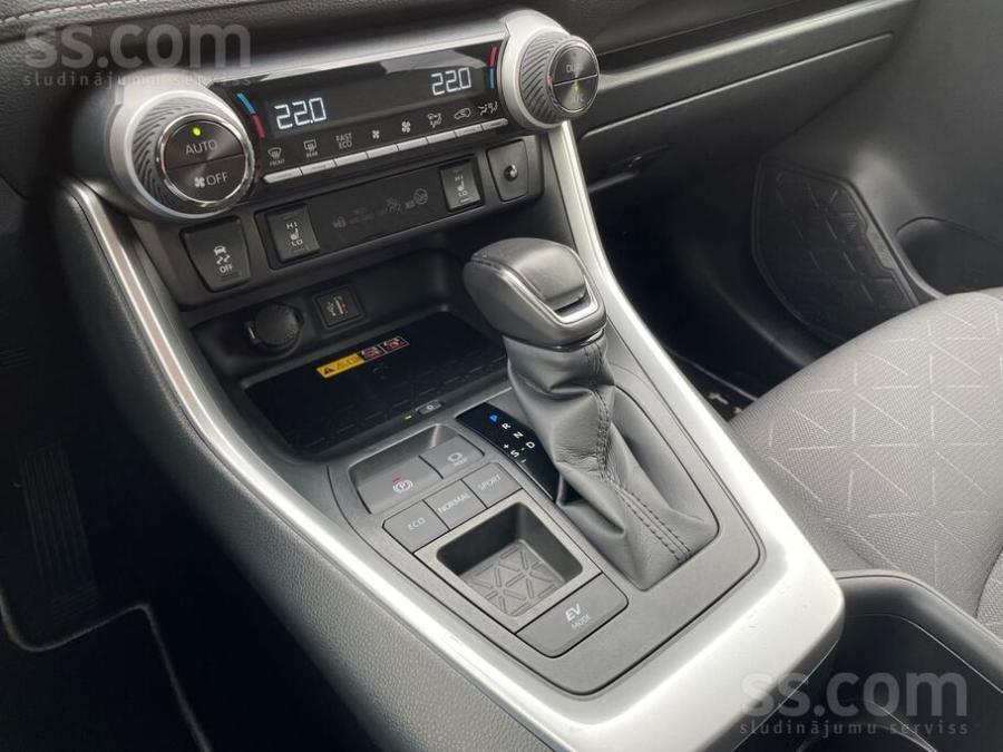 Grey Toyota RAV4 2025 in Riga, with an engine capacity of 2.50 L and mileage of 28 thousand km for 36990 €, photo 21 on AUTOMOTO.COM.LV