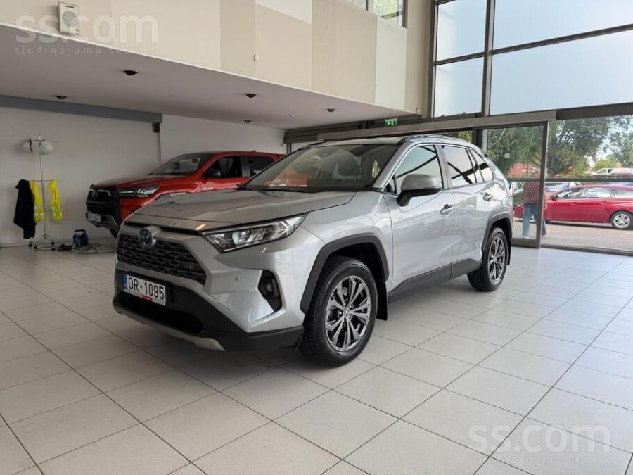 Pelēks Toyota RAV4 2025 Rīga, ar dzinēja tilpumu 2.50 L un nobraukumu 19 tūkst. km par 38800 €, foto 1 vietnē AUTOMOTO.COM.LV