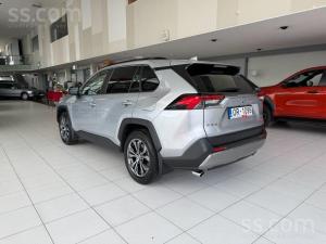 Pelēks Toyota RAV4 2025 Rīga, ar dzinēja tilpumu 2.50 L un nobraukumu 19 tūkst. km par 38800 €, foto 3 vietnē AUTOMOTO.COM.LV