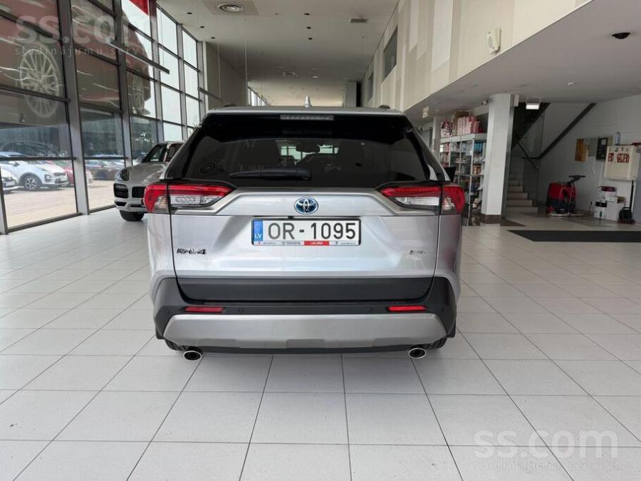 Pelēks Toyota RAV4 2025 Rīga, ar dzinēja tilpumu 2.50 L un nobraukumu 19 tūkst. km par 38800 €, foto 4 vietnē AUTOMOTO.COM.LV