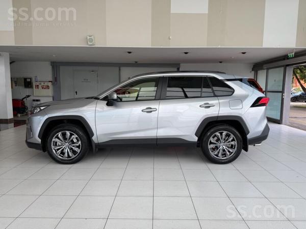 Pelēks Toyota RAV4 2025 Rīga, ar dzinēja tilpumu 2.50 L un nobraukumu 19 tūkst. km par 38800 €, foto 5 vietnē AUTOMOTO.COM.LV