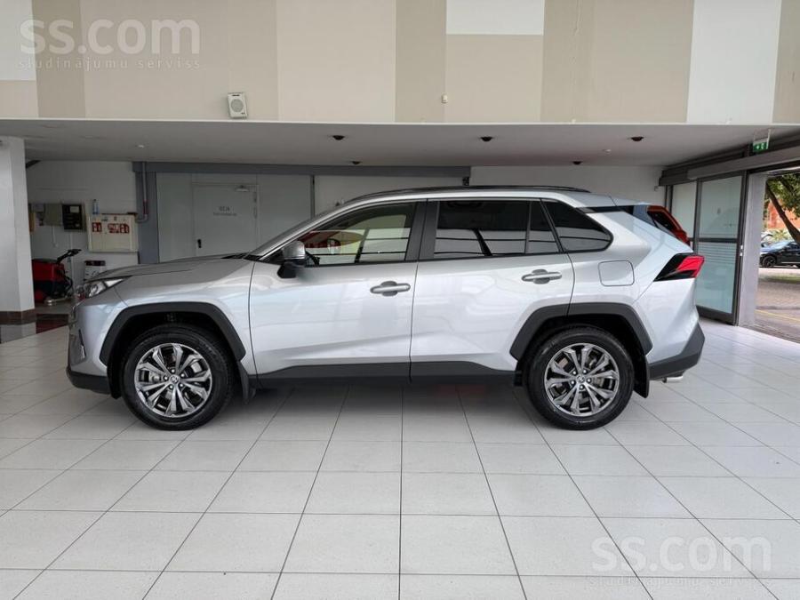 Pelēks Toyota RAV4 2025 Rīga, ar dzinēja tilpumu 2.50 L un nobraukumu 19 tūkst. km par 38800 €, foto 5 vietnē AUTOMOTO.COM.LV