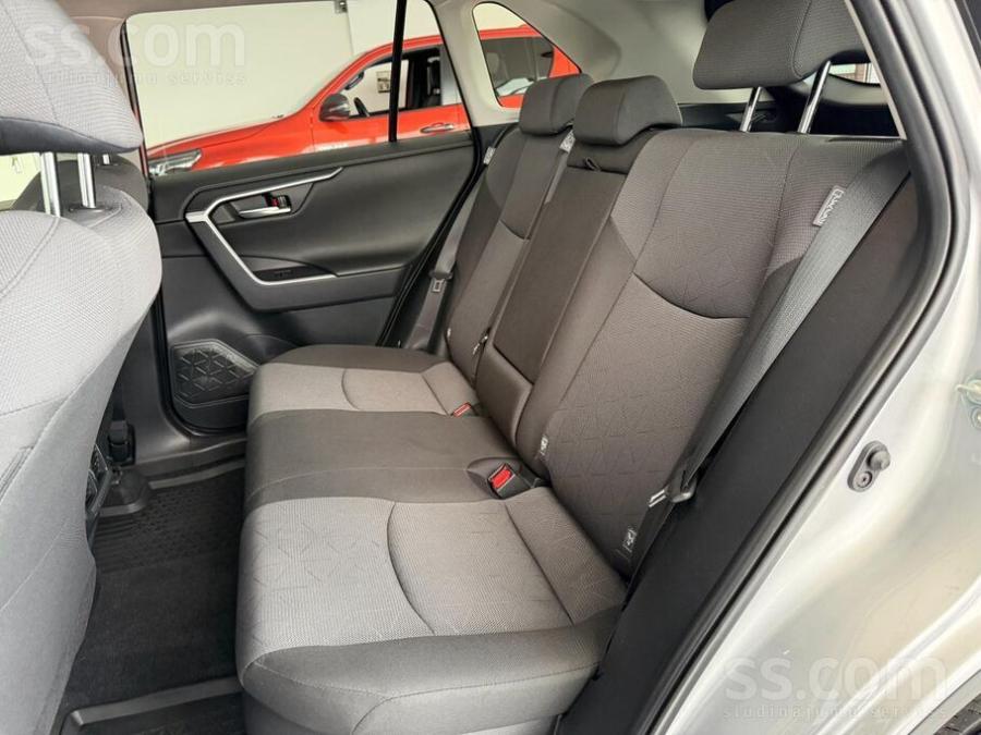 Pelēks Toyota RAV4 2025 Rīga, ar dzinēja tilpumu 2.50 L un nobraukumu 19 tūkst. km par 38800 €, foto 9 vietnē AUTOMOTO.COM.LV