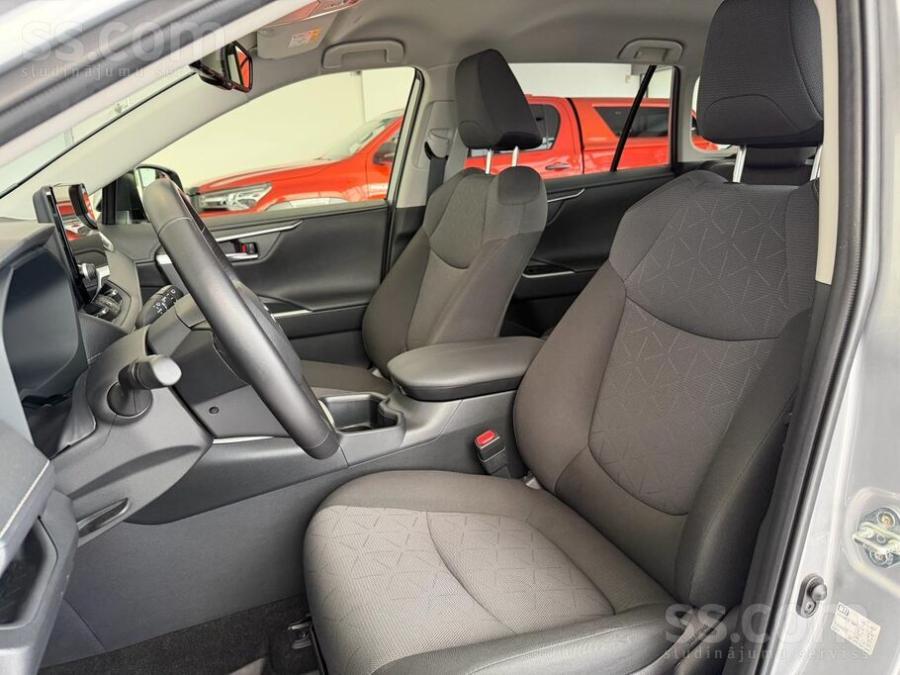 Pelēks Toyota RAV4 2025 Rīga, ar dzinēja tilpumu 2.50 L un nobraukumu 19 tūkst. km par 38800 €, foto 10 vietnē AUTOMOTO.COM.LV