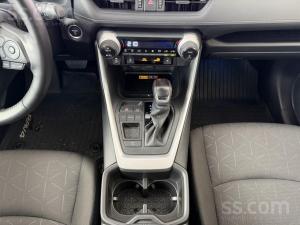 Pelēks Toyota RAV4 2025 Rīga, ar dzinēja tilpumu 2.50 L un nobraukumu 19 tūkst. km par 38800 €, foto 13 vietnē AUTOMOTO.COM.LV