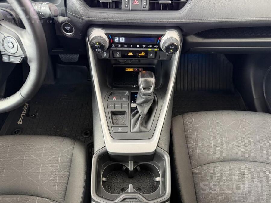 Pelēks Toyota RAV4 2025 Rīga, ar dzinēja tilpumu 2.50 L un nobraukumu 19 tūkst. km par 38800 €, foto 13 vietnē AUTOMOTO.COM.LV