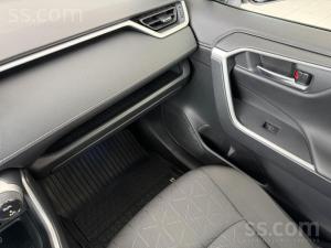Pelēks Toyota RAV4 2025 Rīga, ar dzinēja tilpumu 2.50 L un nobraukumu 19 tūkst. km par 38800 €, foto 27 vietnē AUTOMOTO.COM.LV