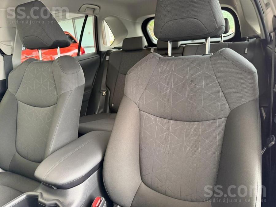 Pelēks Toyota RAV4 2025 Rīga, ar dzinēja tilpumu 2.50 L un nobraukumu 19 tūkst. km par 38800 €, foto 33 vietnē AUTOMOTO.COM.LV