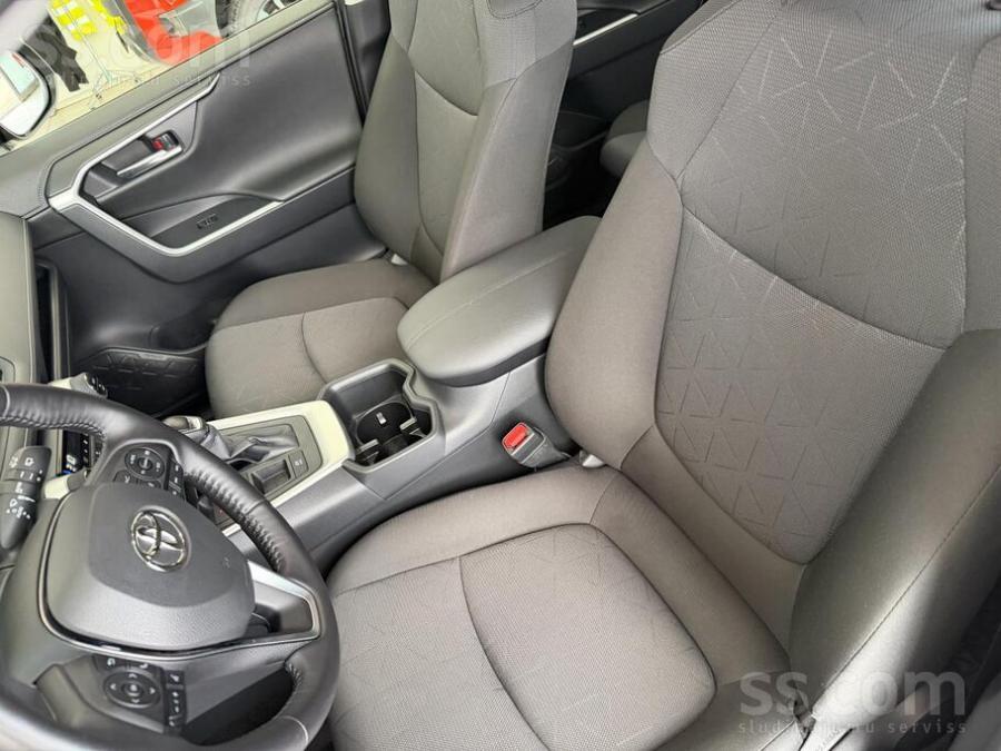 Pelēks Toyota RAV4 2025 Rīga, ar dzinēja tilpumu 2.50 L un nobraukumu 19 tūkst. km par 38800 €, foto 35 vietnē AUTOMOTO.COM.LV