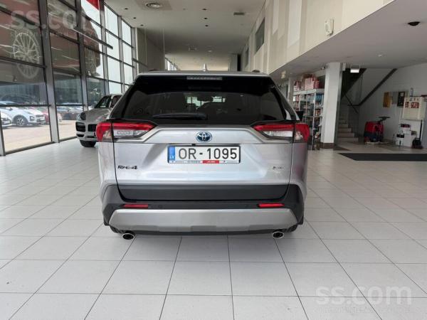 Grey Toyota RAV4 2025 in Riga, with an engine capacity of 2.50 L and mileage of 19 thousand km for 38800 €, photo 4 on AUTOMOTO.COM.LV