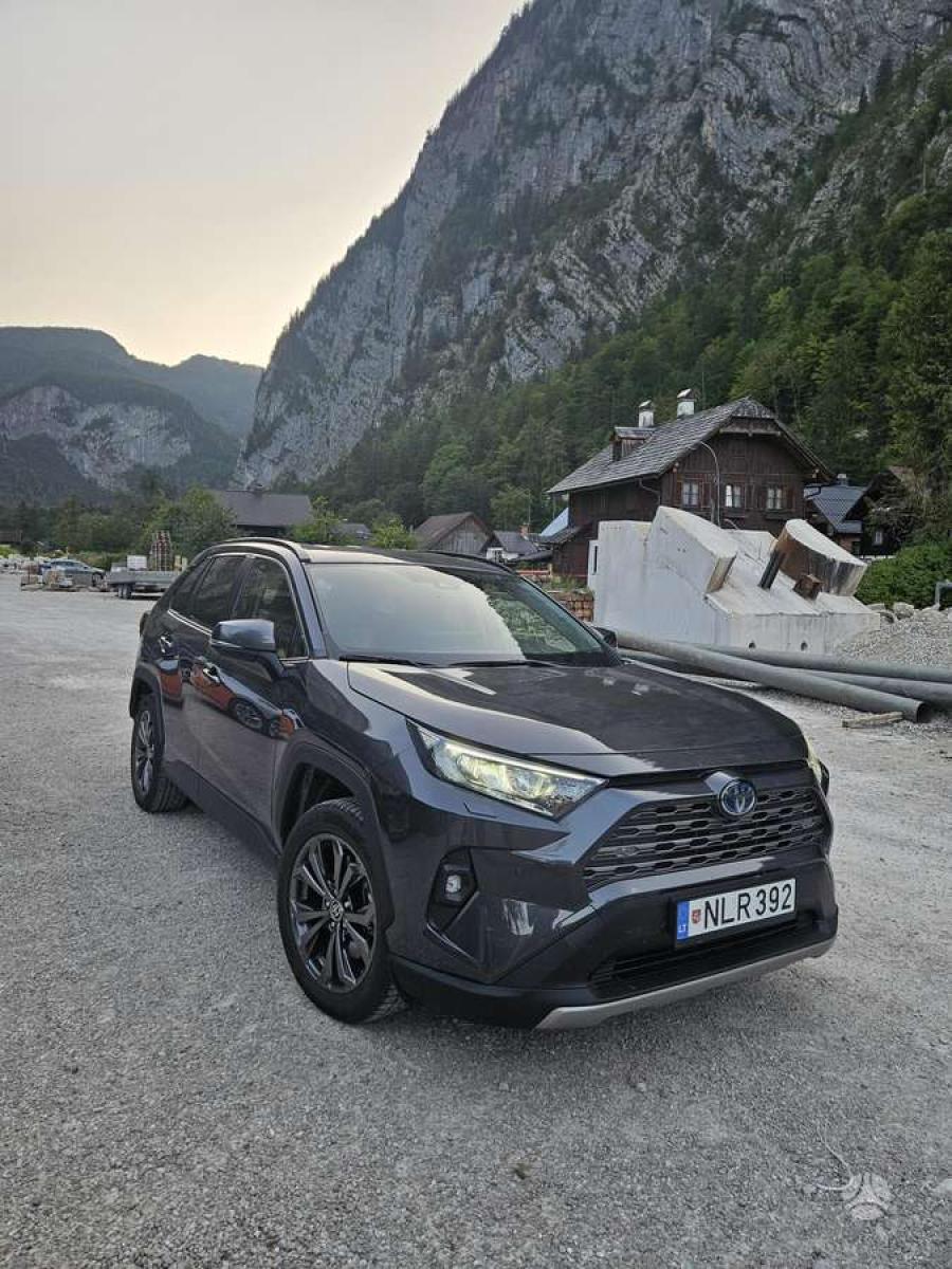Pelēks Toyota RAV4 2025 Kauņa, ar dzinēja tilpumu 2.49 L un nobraukumu 23 tūkst. km par 35000 €, foto 1 vietnē AUTOMOTO.COM.LV