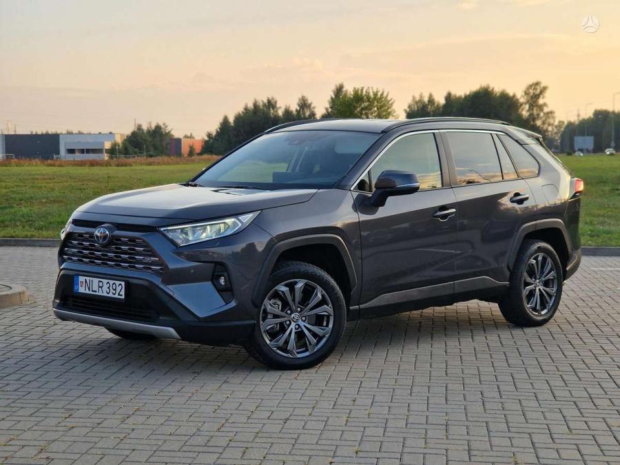 Pelēks Toyota RAV4 2025 Kauņa, ar dzinēja tilpumu 2.49 L un nobraukumu 23 tūkst. km par 35000 €, foto 3 vietnē AUTOMOTO.COM.LV