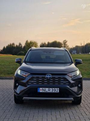 Pelēks Toyota RAV4 2025 Kauņa, ar dzinēja tilpumu 2.49 L un nobraukumu 23 tūkst. km par 35000 €, foto 4 vietnē AUTOMOTO.COM.LV