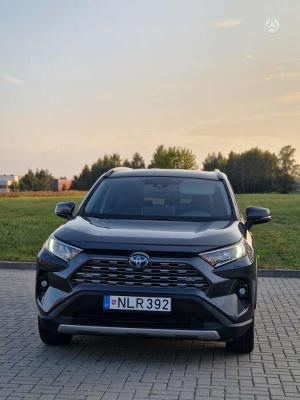 Pelēks Toyota RAV4 2025 Kauņa, ar dzinēja tilpumu 2.49 L un nobraukumu 23 tūkst. km par 35000 €, foto 5 vietnē AUTOMOTO.COM.LV