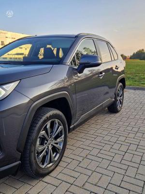 Pelēks Toyota RAV4 2025 Kauņa, ar dzinēja tilpumu 2.49 L un nobraukumu 23 tūkst. km par 35000 €, foto 8 vietnē AUTOMOTO.COM.LV