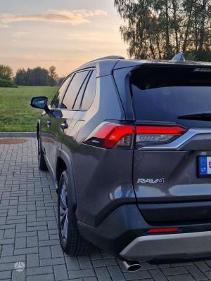 Pelēks Toyota RAV4 2025 Kauņa, ar dzinēja tilpumu 2.49 L un nobraukumu 23 tūkst. km par 35000 €, foto 13 vietnē AUTOMOTO.COM.LV