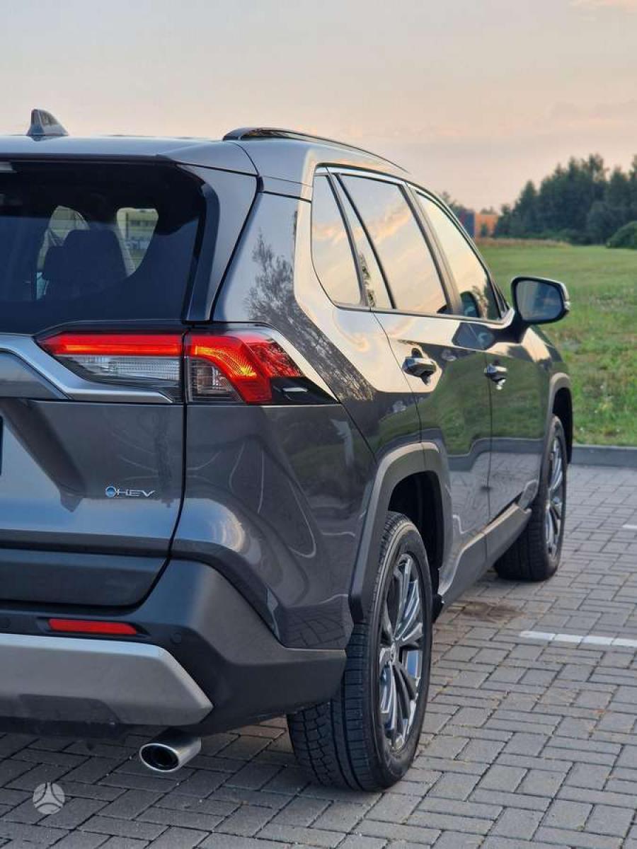 Pelēks Toyota RAV4 2025 Kauņa, ar dzinēja tilpumu 2.49 L un nobraukumu 23 tūkst. km par 35000 €, foto 20 vietnē AUTOMOTO.COM.LV
