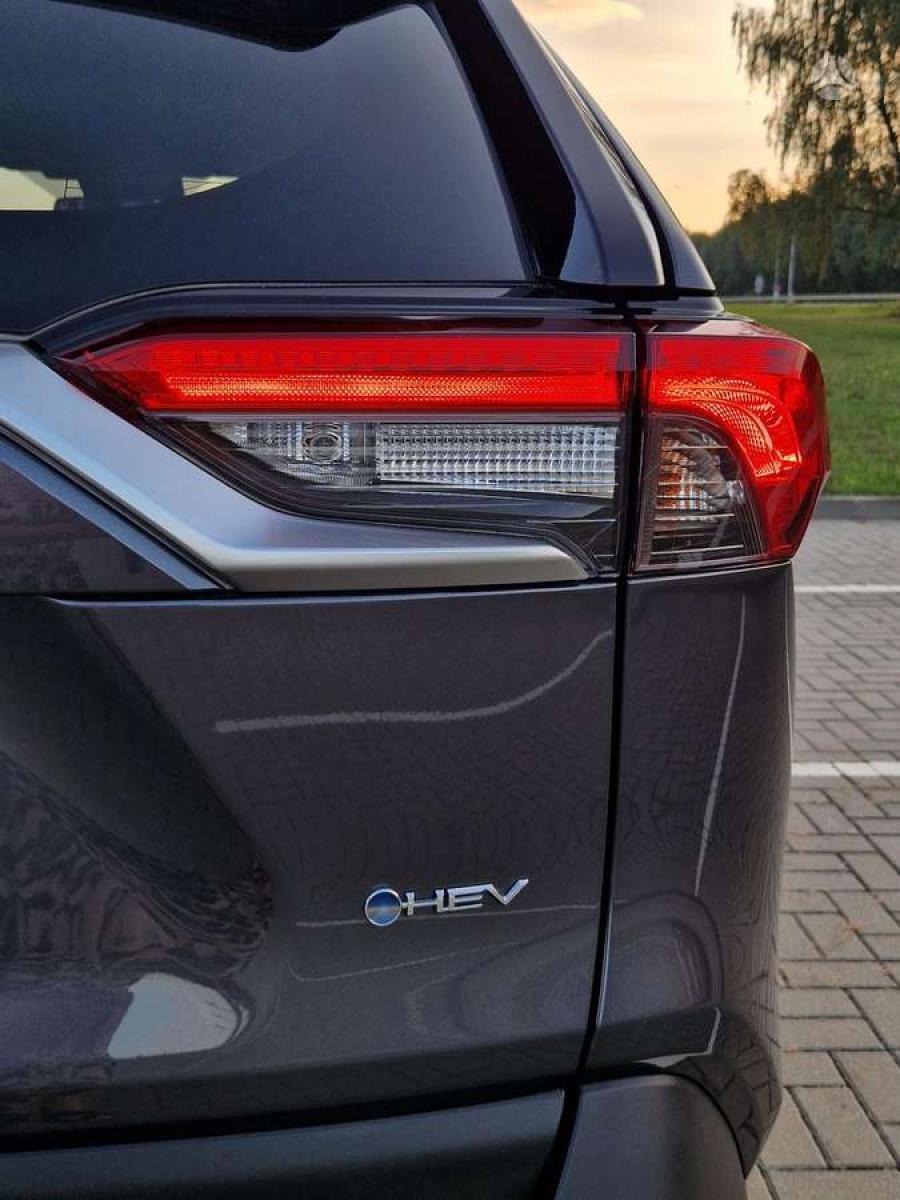 Pelēks Toyota RAV4 2025 Kauņa, ar dzinēja tilpumu 2.49 L un nobraukumu 23 tūkst. km par 35000 €, foto 21 vietnē AUTOMOTO.COM.LV